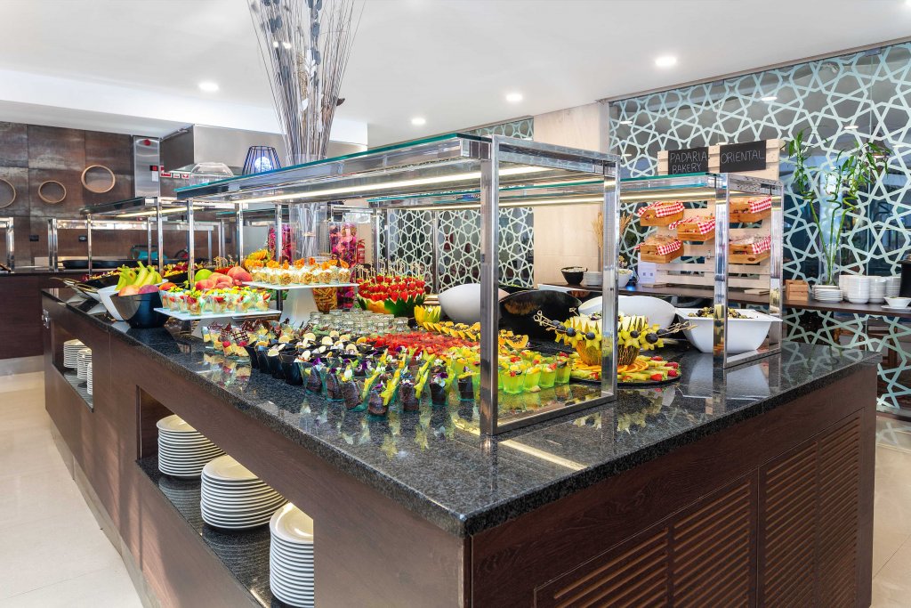Restaurants & Bars - AP Oriental Beach - Hotel in Portimão, in front of ...