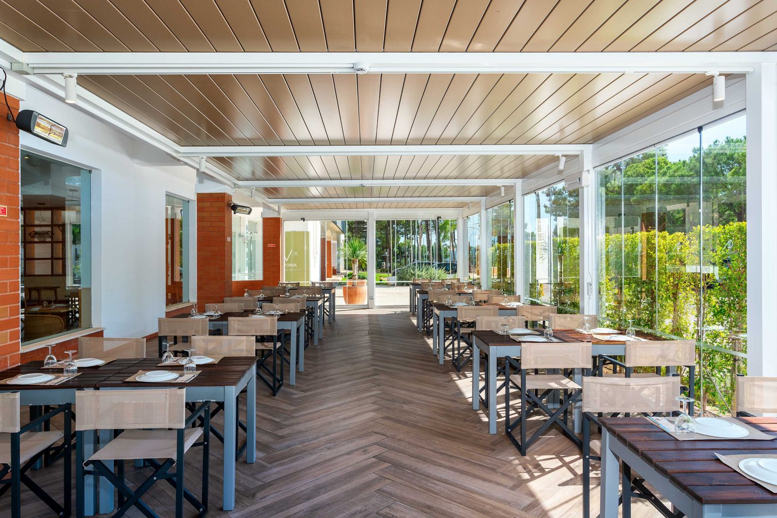 PODIUM RESTAURANT - AP HOTELS & RESORTS
